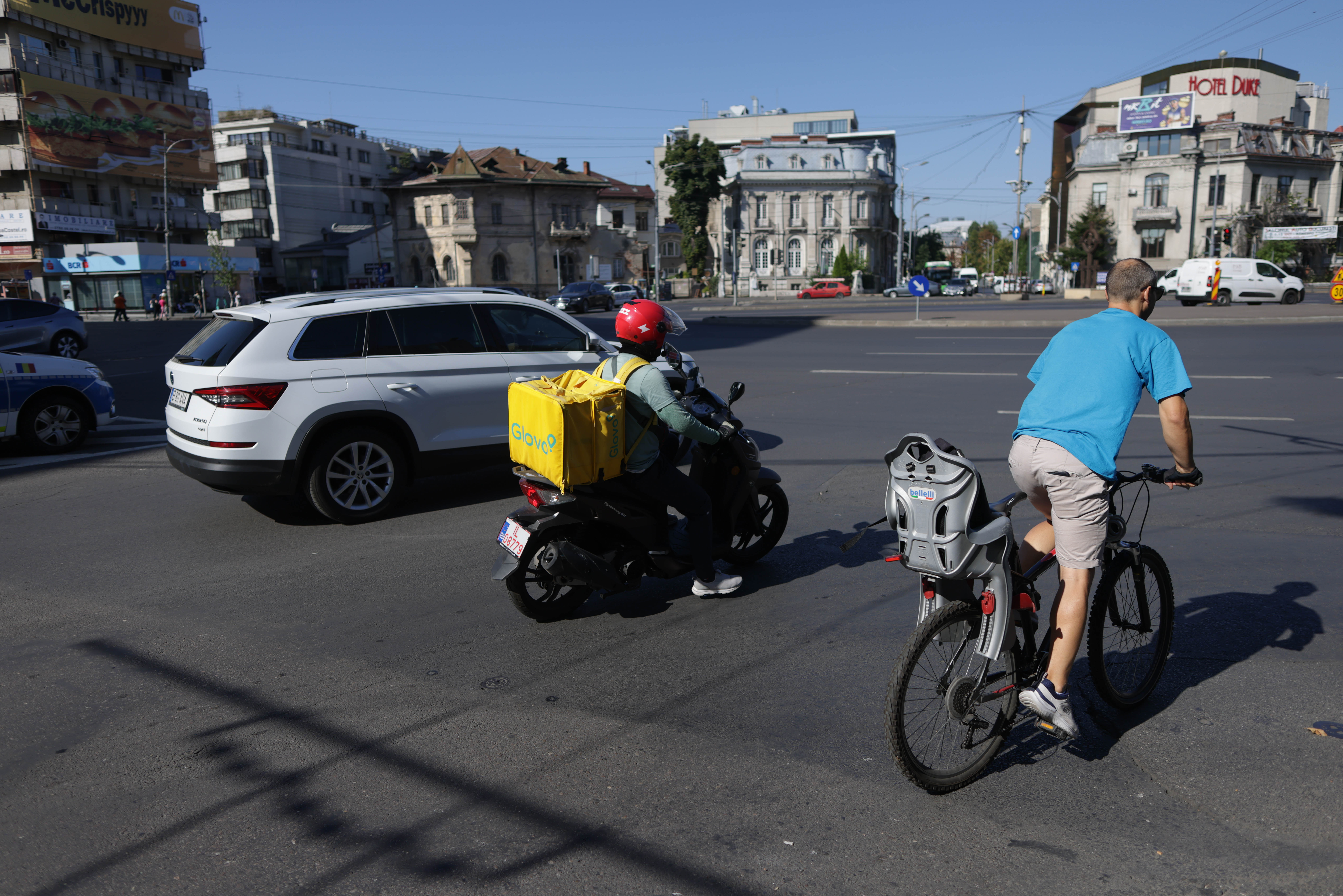 Un bărbat i-a furat scuterul și banii unui livrator străin, în ...