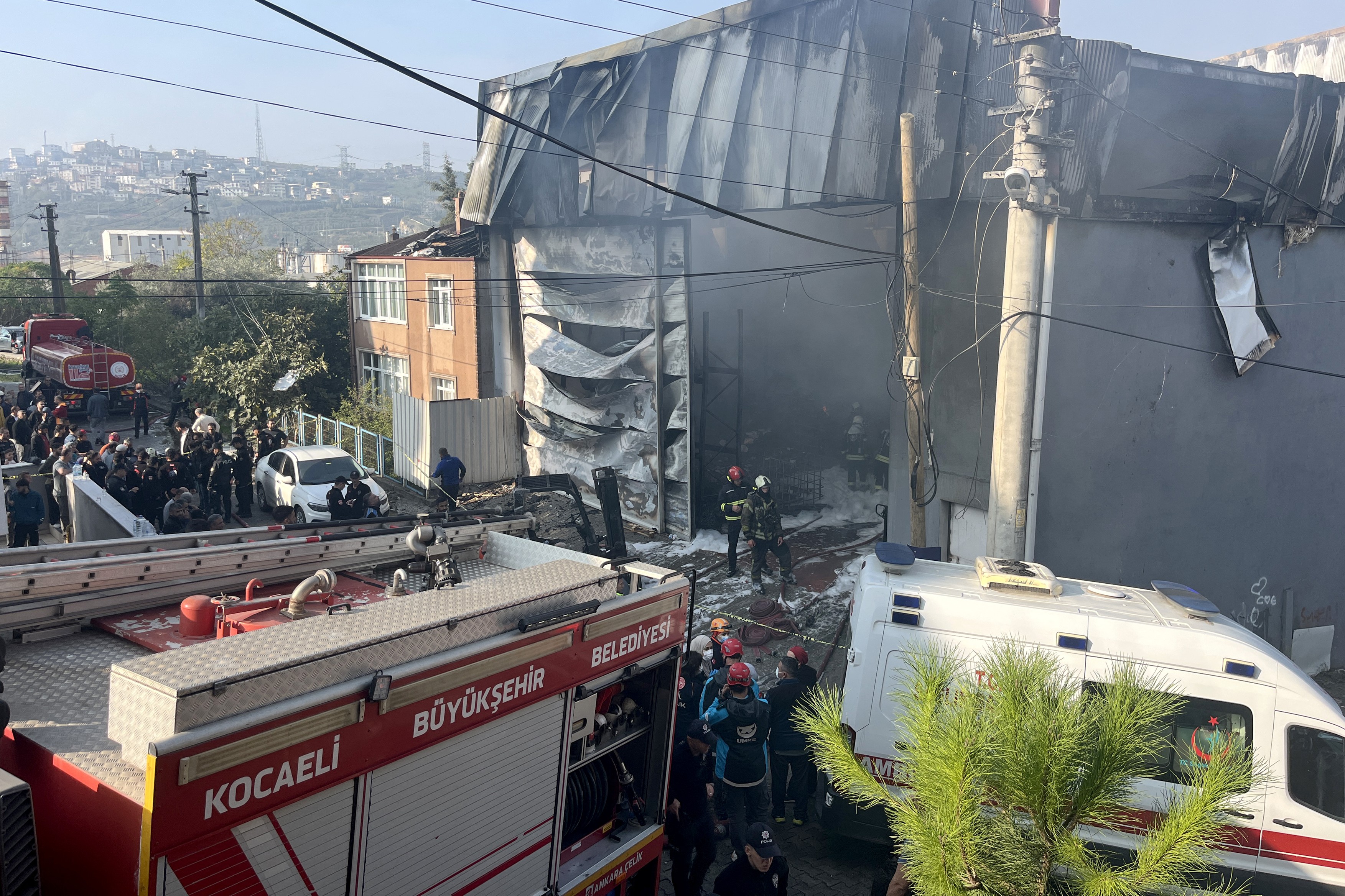 VIDEO Incendiu la un depozit de parfumuri din Turcia, cel puțin 6 ...