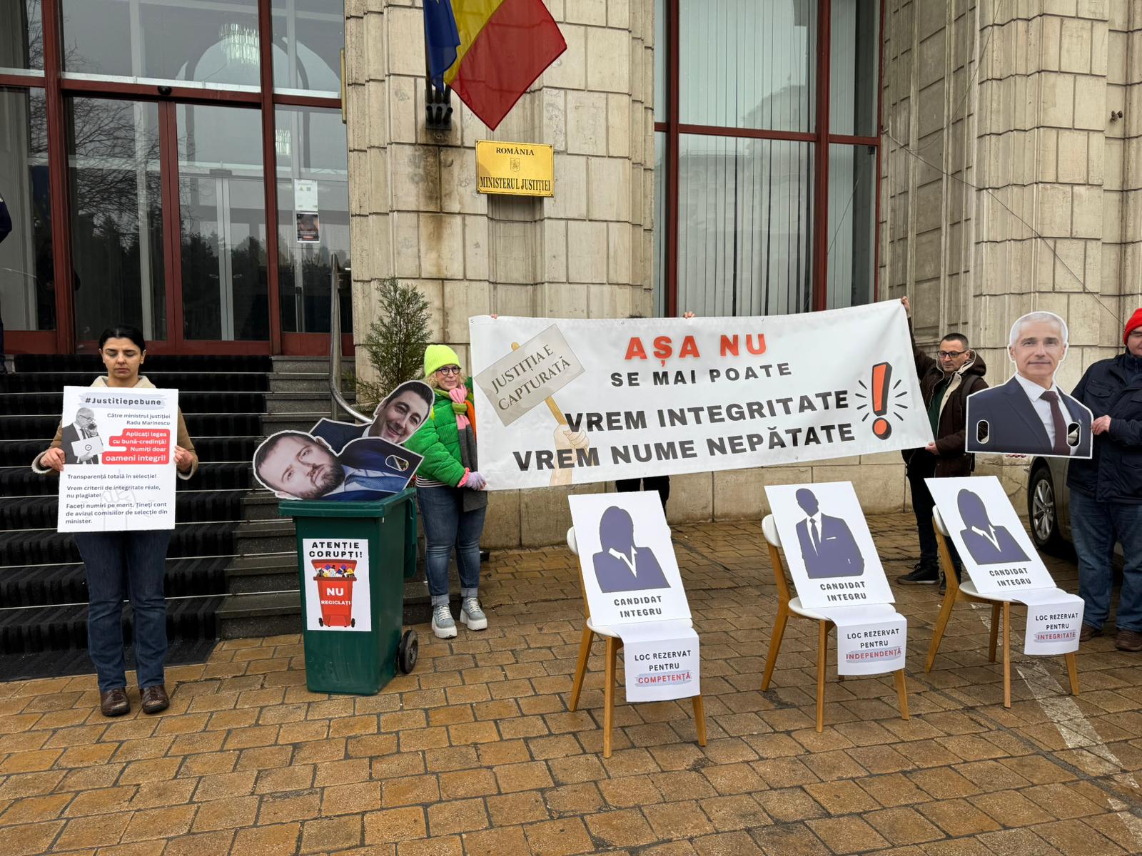 FOTO VIDEO „Nu vrem oameni influențați de Lia Savonea”. Protest în fața ...