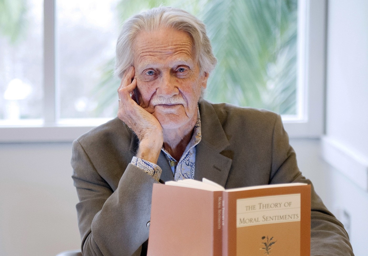 Laureatul Nobel în Economie Vernon Smith a devenit miercuri Doctor ...