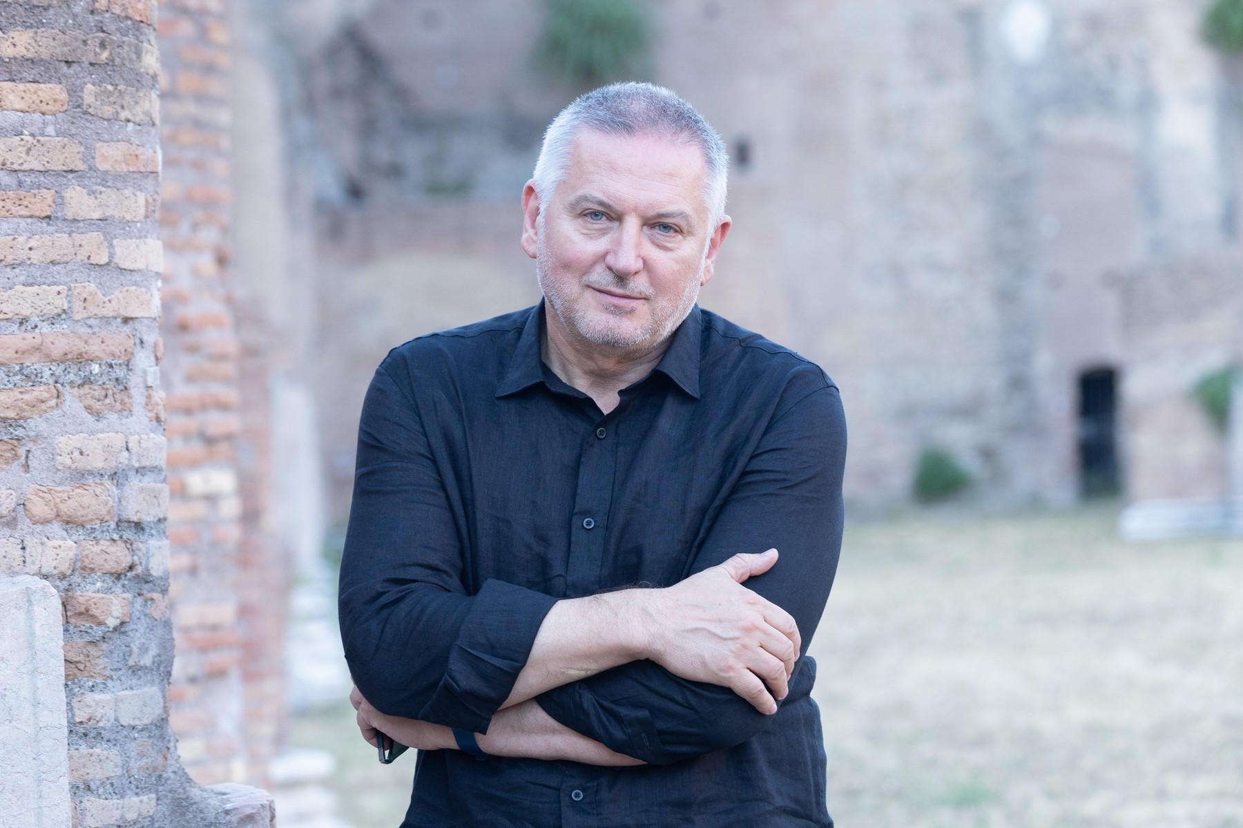 INTERVIU. Cel mai de succes scriitor bulgar, mesaj către români ...