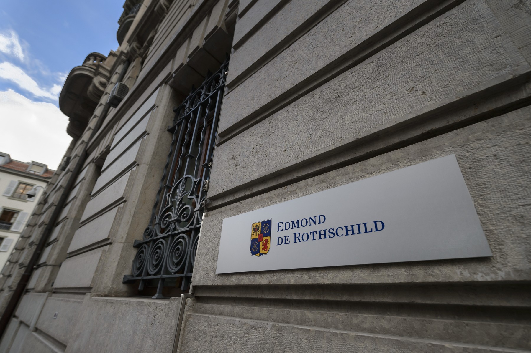 Umbra lungă a lui Jeffrey Epstein a ajuns la banca „Edmond de Rotschild ...