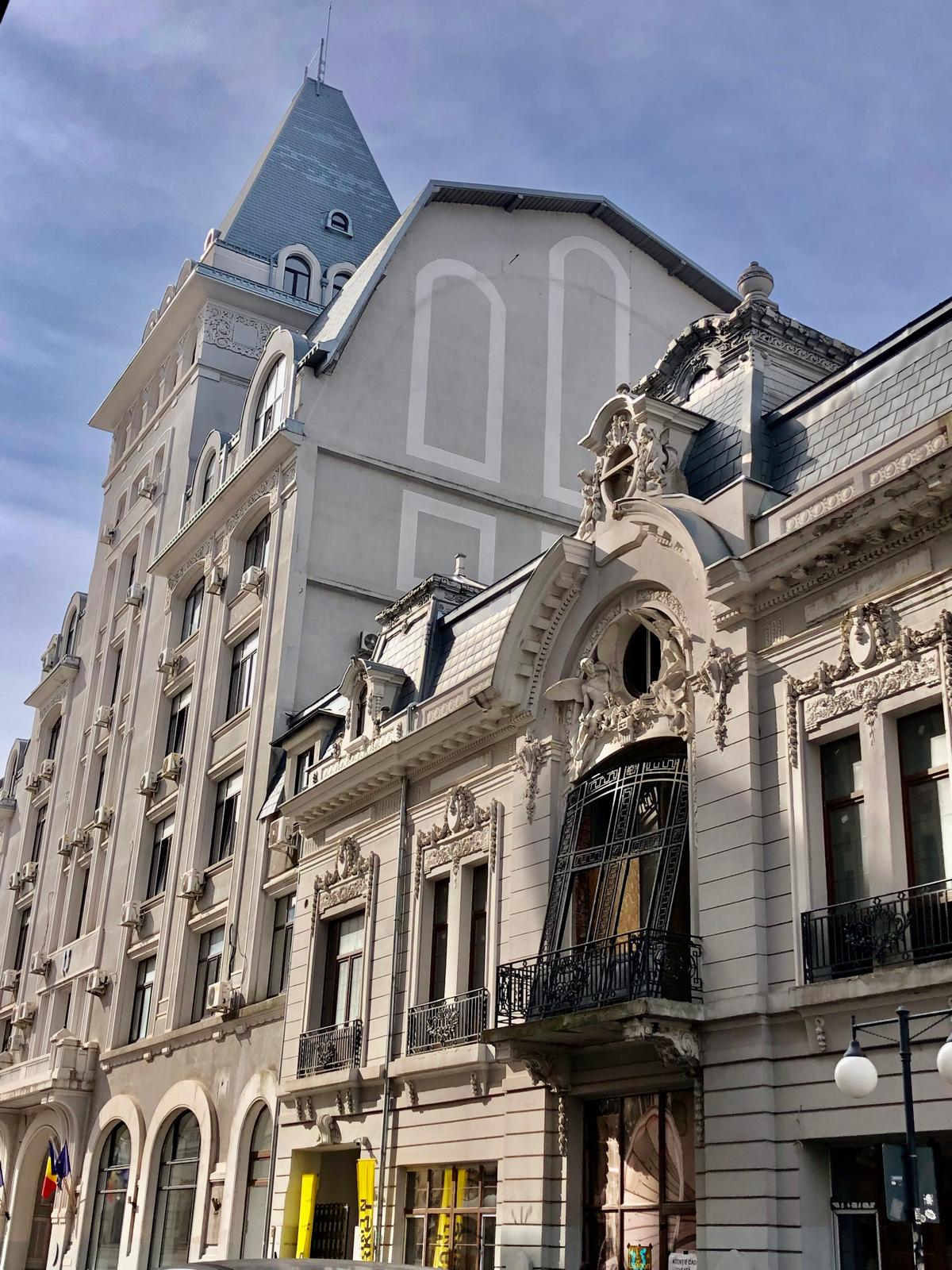 Comoara ascunsă în umbra Palatului Universul. Casa cu statui a lui ...