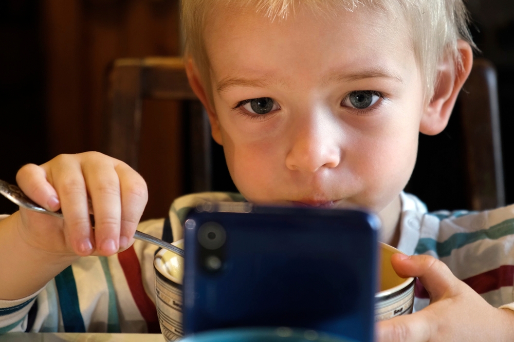 Copilul mănâncă și se uită la telefon? Ce se va întâmpla cu el când va ...