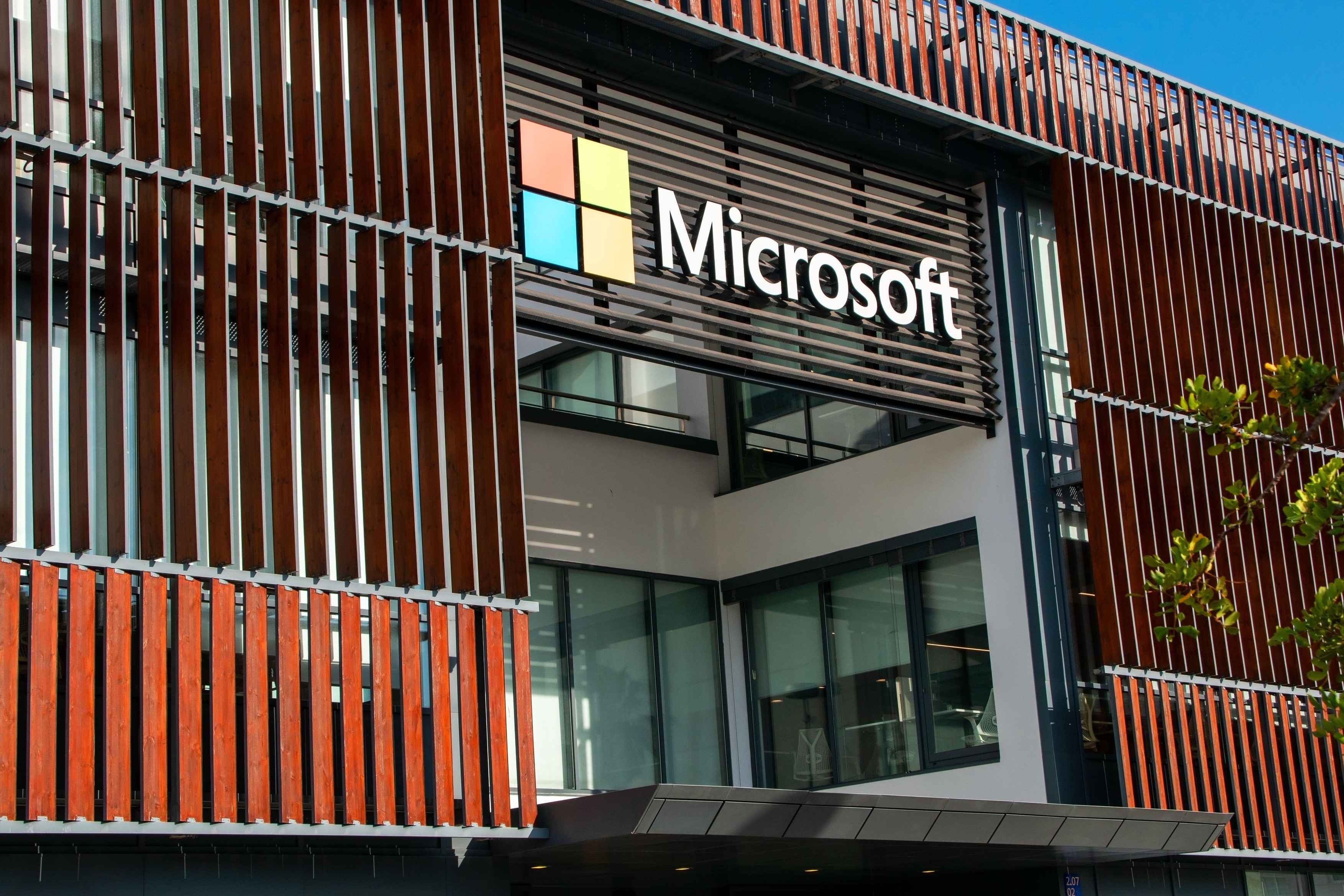 Microsoft anunță o ofensivă AI, lansând trei modele mari de inteligență ...