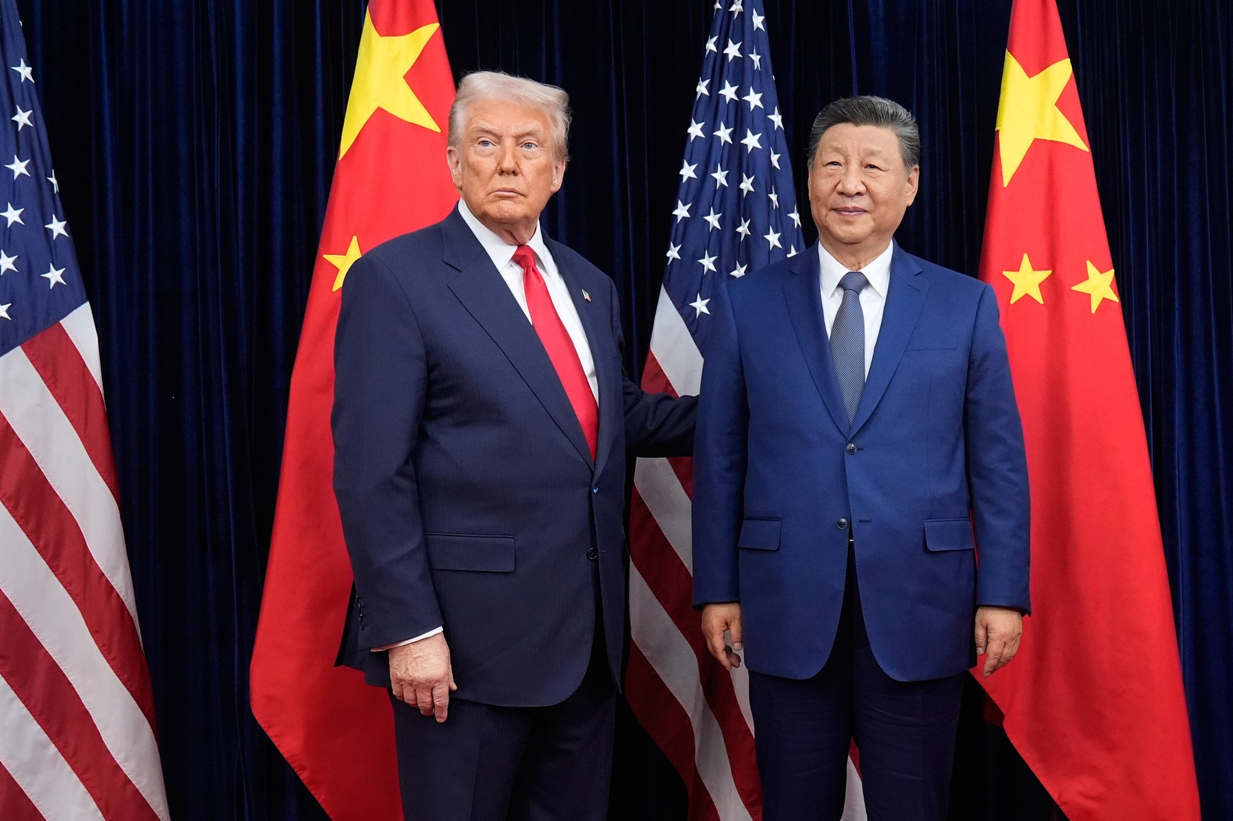 Trump susține că el „redeschide definitiv” Strâmtoarea Ormuz pentru ...