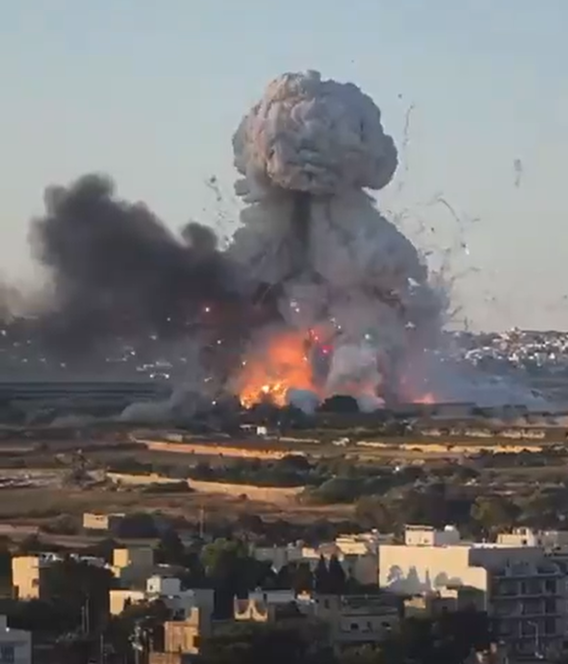 VIDEO Explozie puternică la o fabrică de artificii din Malta. Clădiri ...