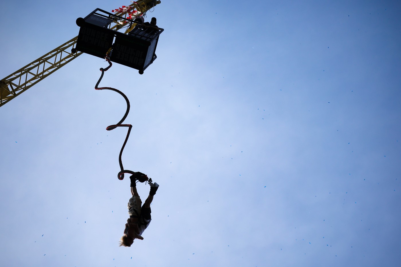 Tragedie la bungee jumping: instructorii au uitat să-i ataşeze coarda ...