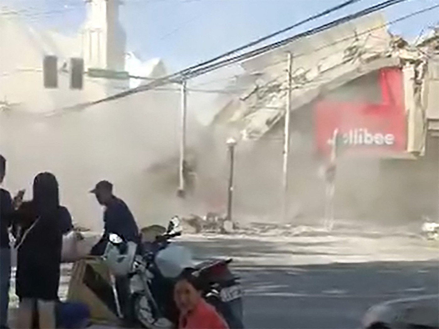 Alerte de tsunami după un cutremur cu magnitudinea 7,8 în Filipine. Mai ...