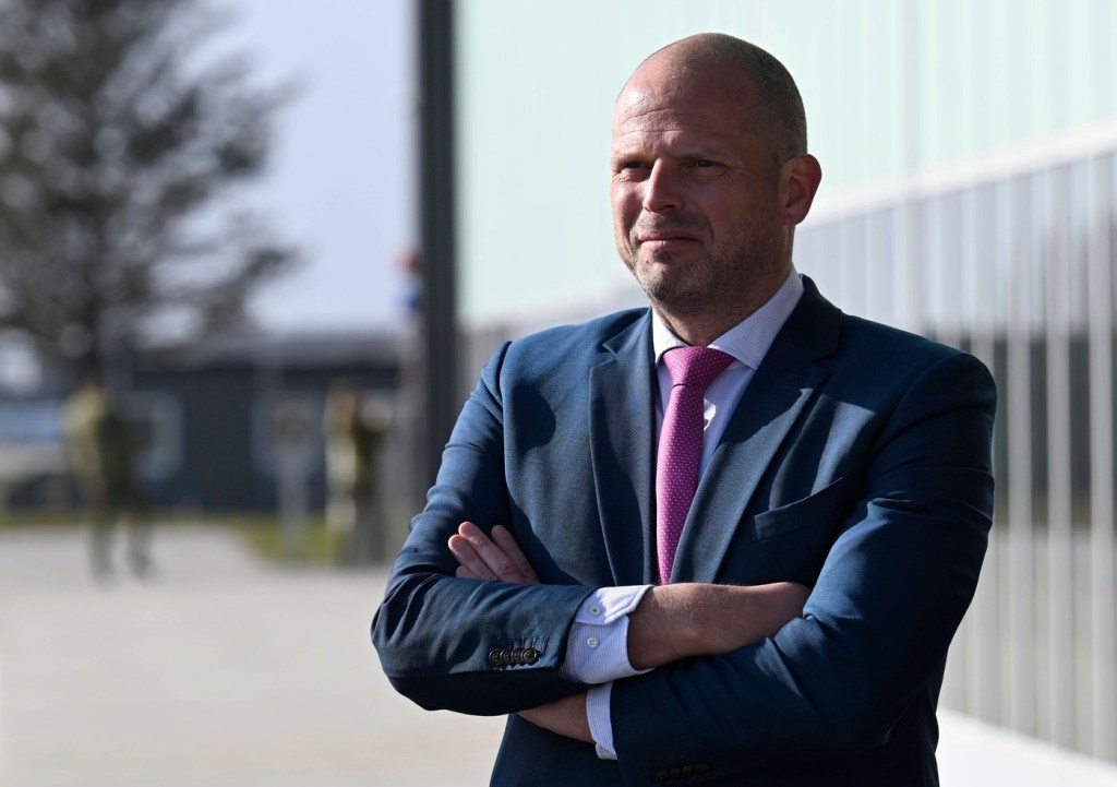 „La piscină, cu o bere rece și un grătar”. Ministru belgian, criticat ...